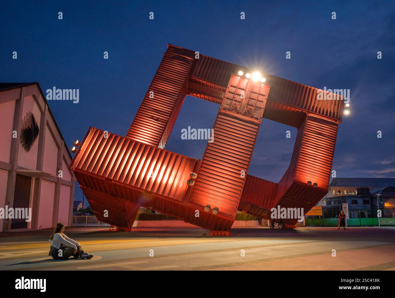 Kunstobjekt aus ehemaligen Schiffscontainern, Kunstzentrum Pier 2 ...