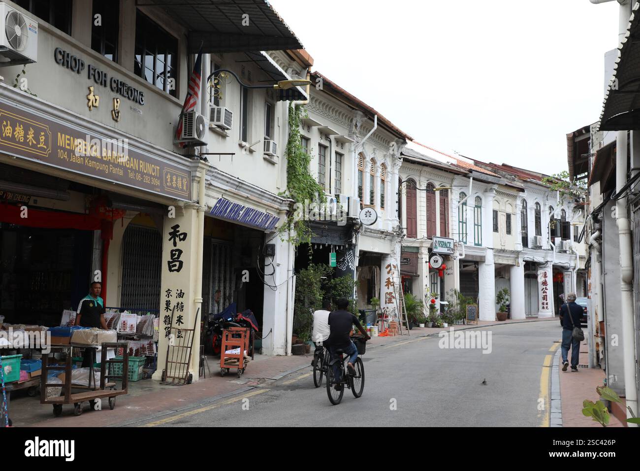 Chinese shop front houses in Melaka, Malaysia Stock Photo - Alamy