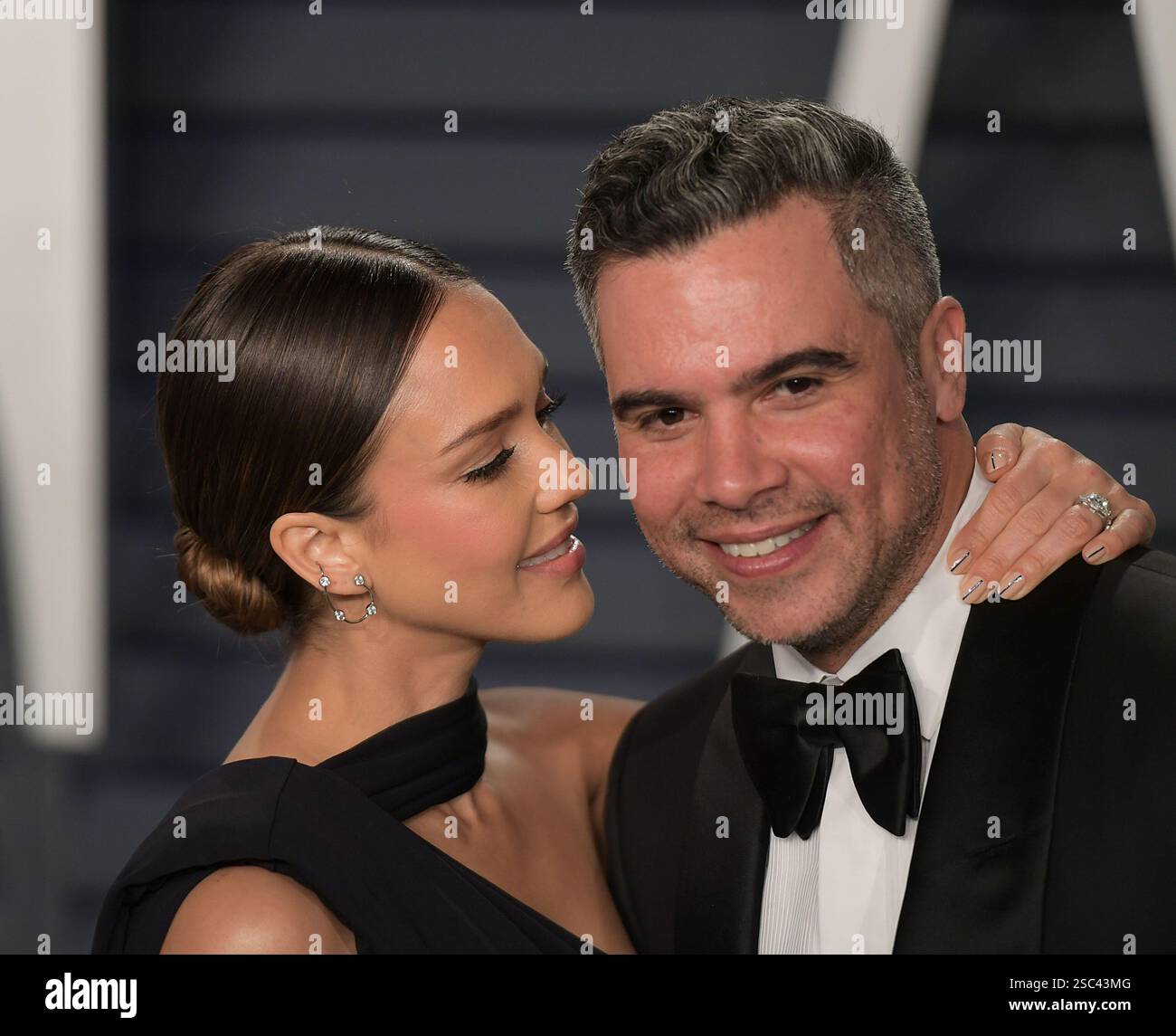 Jessica Alba (L) and Cash Warren arriving at the 2019 Vanity Fair Oscar ...