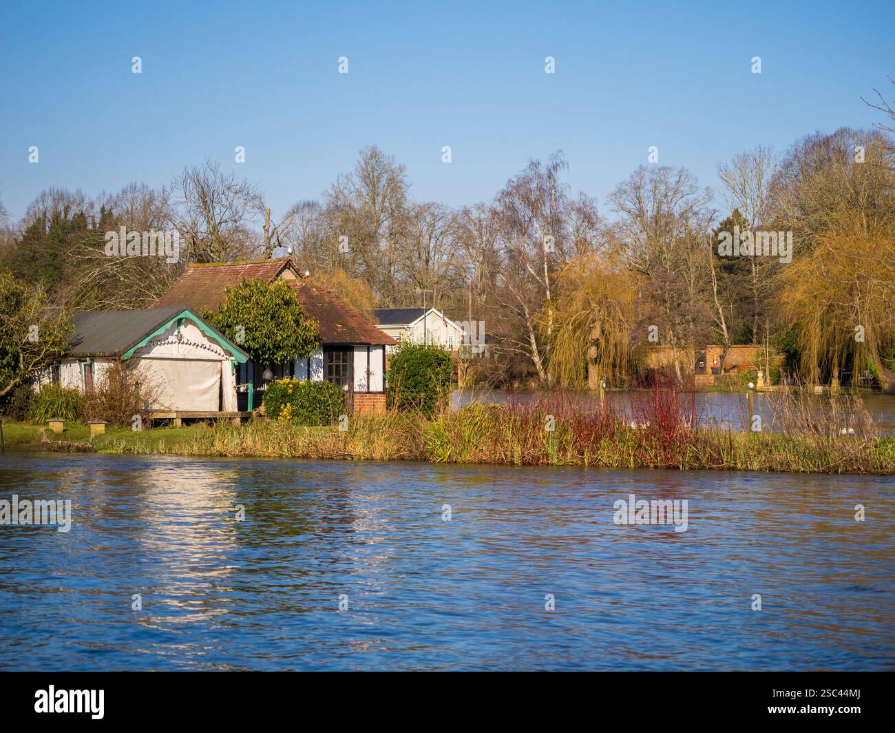 Chalets, Rod Eyot, Island, River Thames, High Water, Henley-on-Thames ...