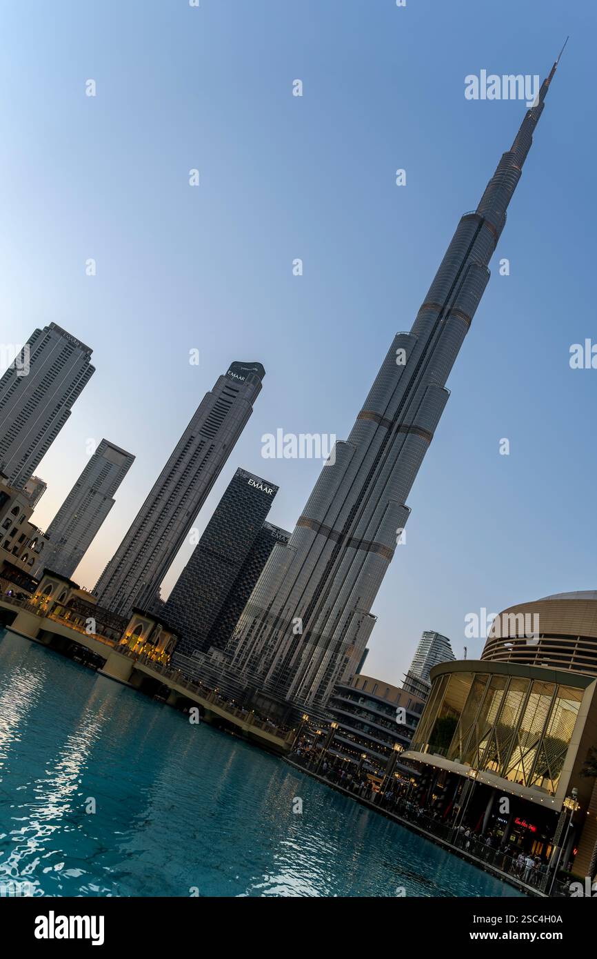 Evening at the world's tallest building, Dubai's Burj Khalifa. The ...