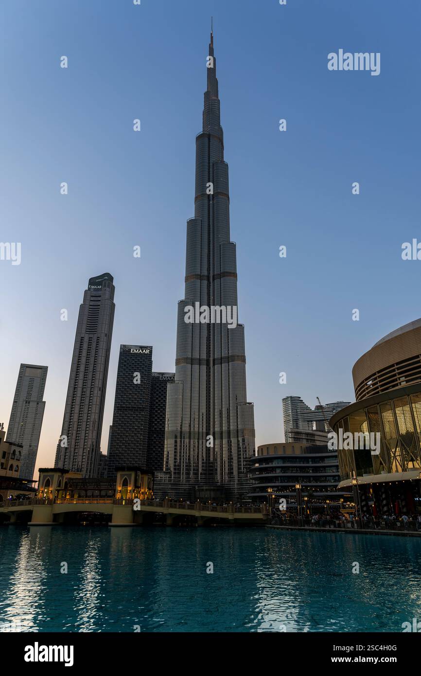 Evening at the world's tallest building, Dubai's Burj Khalifa. The ...
