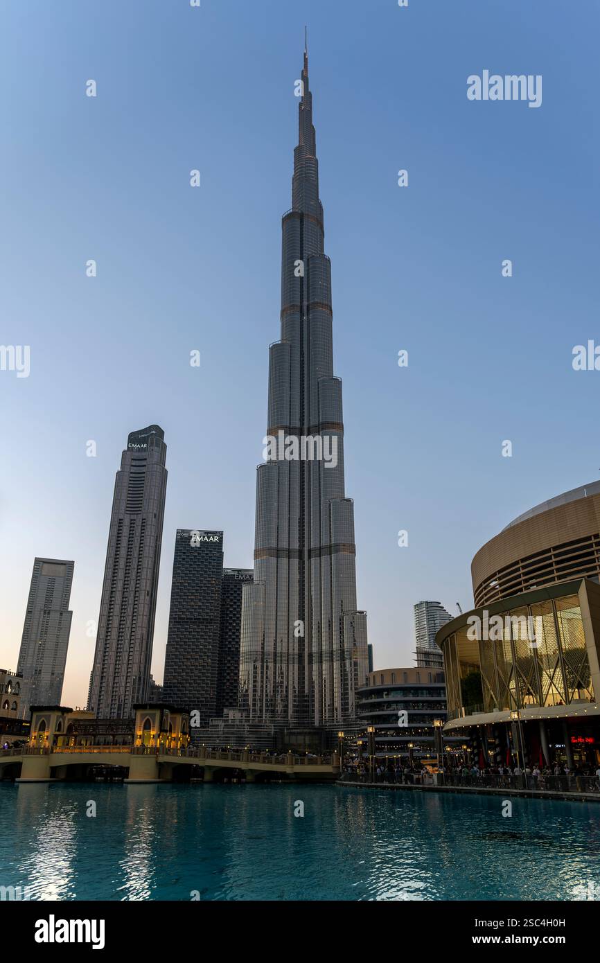 Evening at the world's tallest building, Dubai's Burj Khalifa. The ...