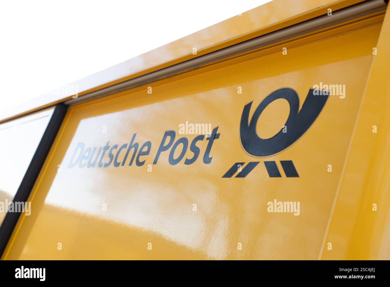 Das Logo der Deutschen Post ist auf einem Zustellfahrzeug zu sehen ...