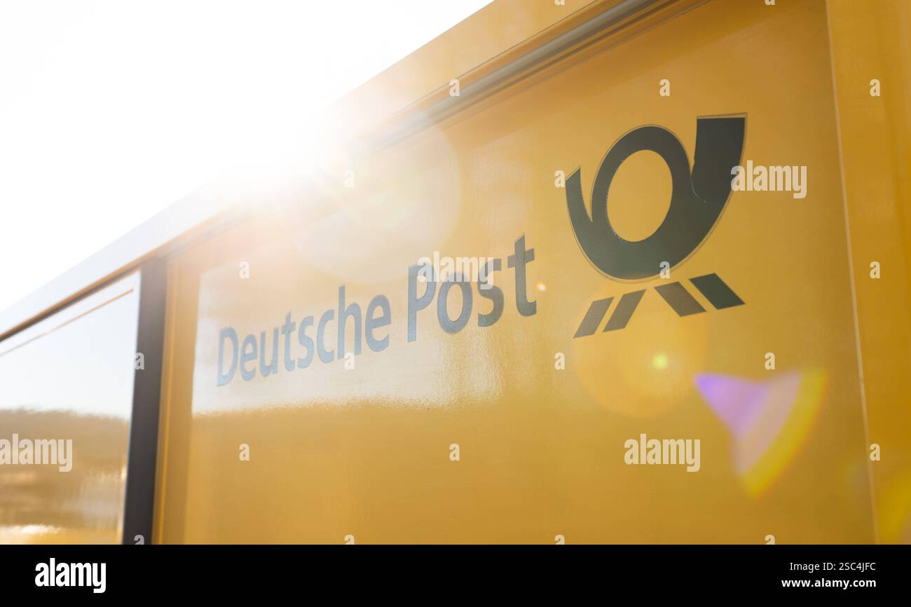 Das Logo der Deutschen Post ist auf einem Zustellfahrzeug zu sehen ...