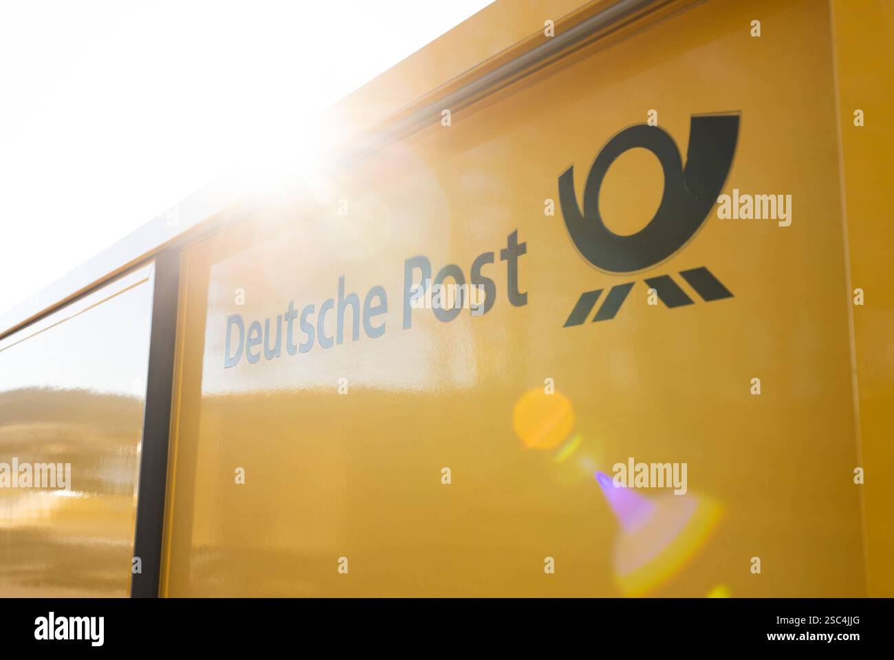 Das Logo der Deutschen Post ist auf einem Zustellfahrzeug zu sehen. Rottweil Baden-Württemberg ...
