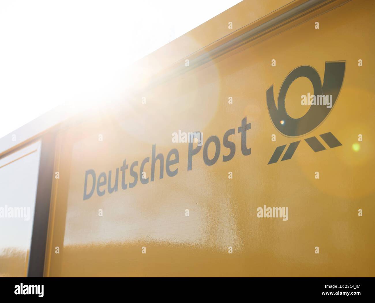 Das Logo der Deutschen Post ist auf einem Zustellfahrzeug zu sehen ...