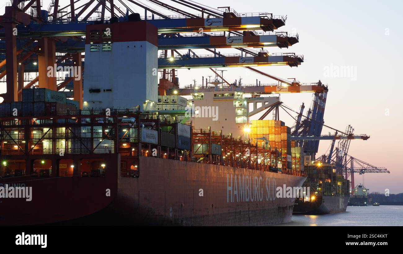 The container ship "‘Cap San Sounio" of the shipping company "Hamburg ...