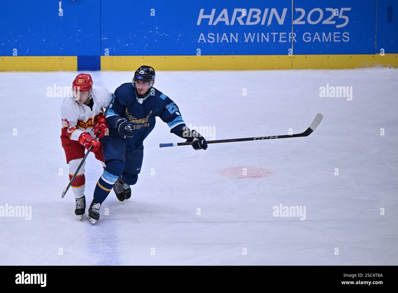 (250205) -- HARBIN, Feb. 5, 2025 (Xinhua) -- Guo Jianing (L) of China vies with Ivan Stepanenko ...