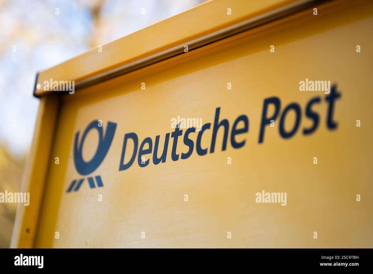 05 February 2025, Baden-Württemberg, Rottweil: The Deutsche Post logo can be seen on a delivery ...