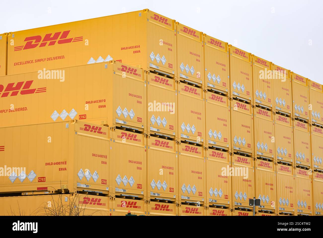 Symbolfoto, DHL, Logo, Container, *** Symbol photo, DHL, logo ...