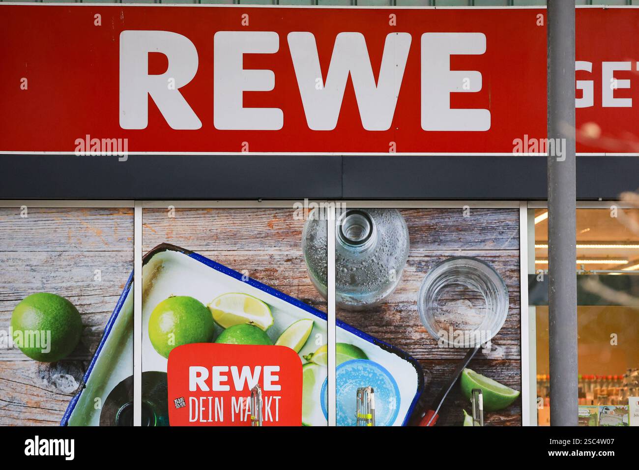 Symbolfoto, Supermarkt, REWE, logo, *** Symbol photo, supermarket, REWE ...