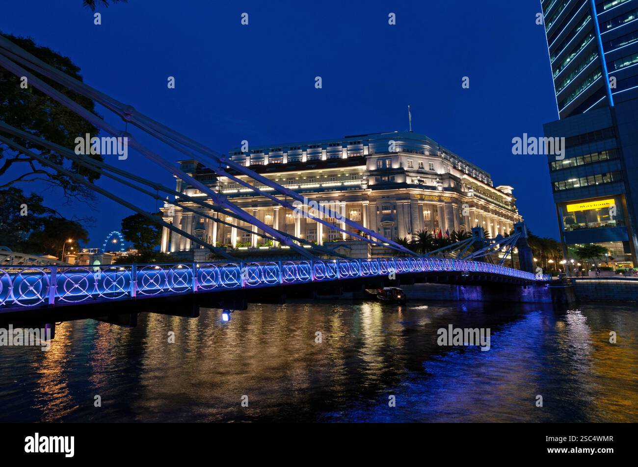 The luxury Fullerton Hotel ( former general post office of Singapore ...
