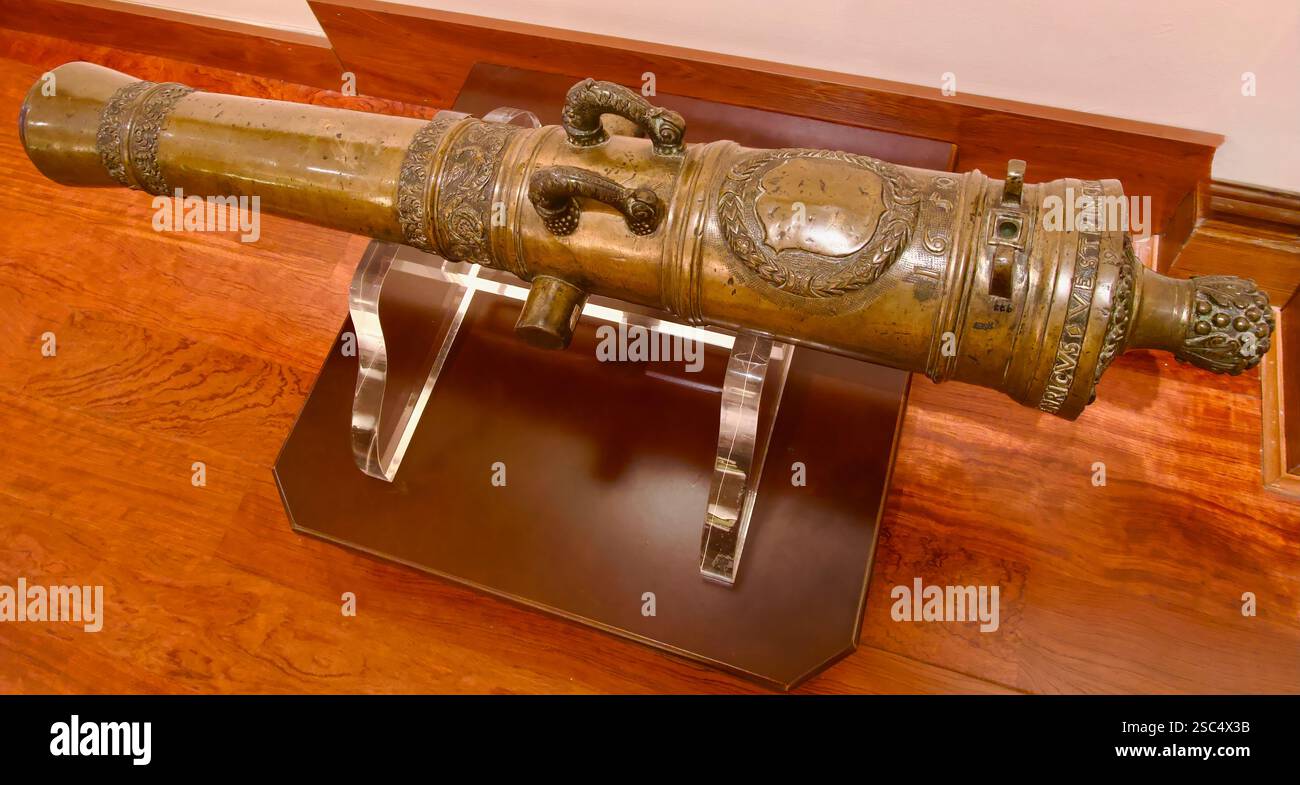 A small bronze Dutch artillery piece 4 pounds dated 1650 attributed to ...