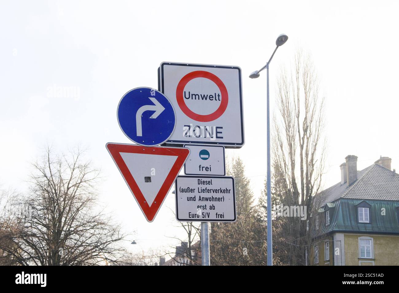 Hinweisschild Umweltzone an Auffahrt zur Landshuter Allee Hinweisschild ...
