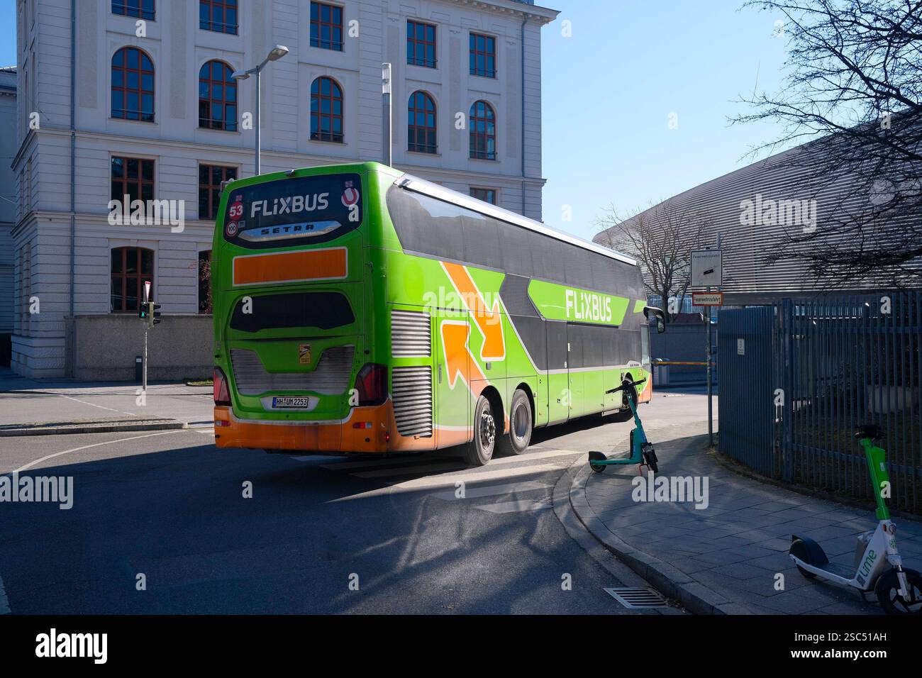 Flixbus biegt zum Busbahnhof ZOB ab Ein Flixbus fährt in Richtung ...