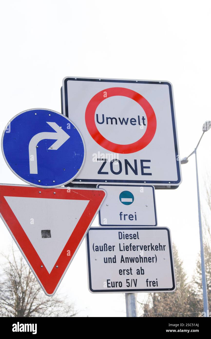 Hinweisschild Umweltzone an Auffahrt zur Landshuter Allee Hinweisschild ...