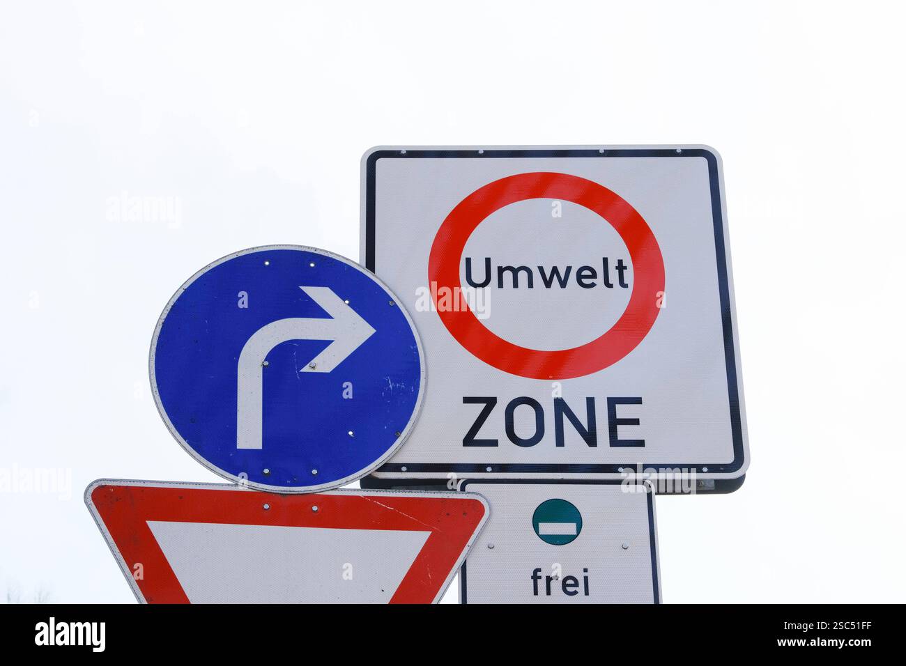 Hinweisschild Umweltzone an Auffahrt zur Landshuter Allee Hinweisschild ...