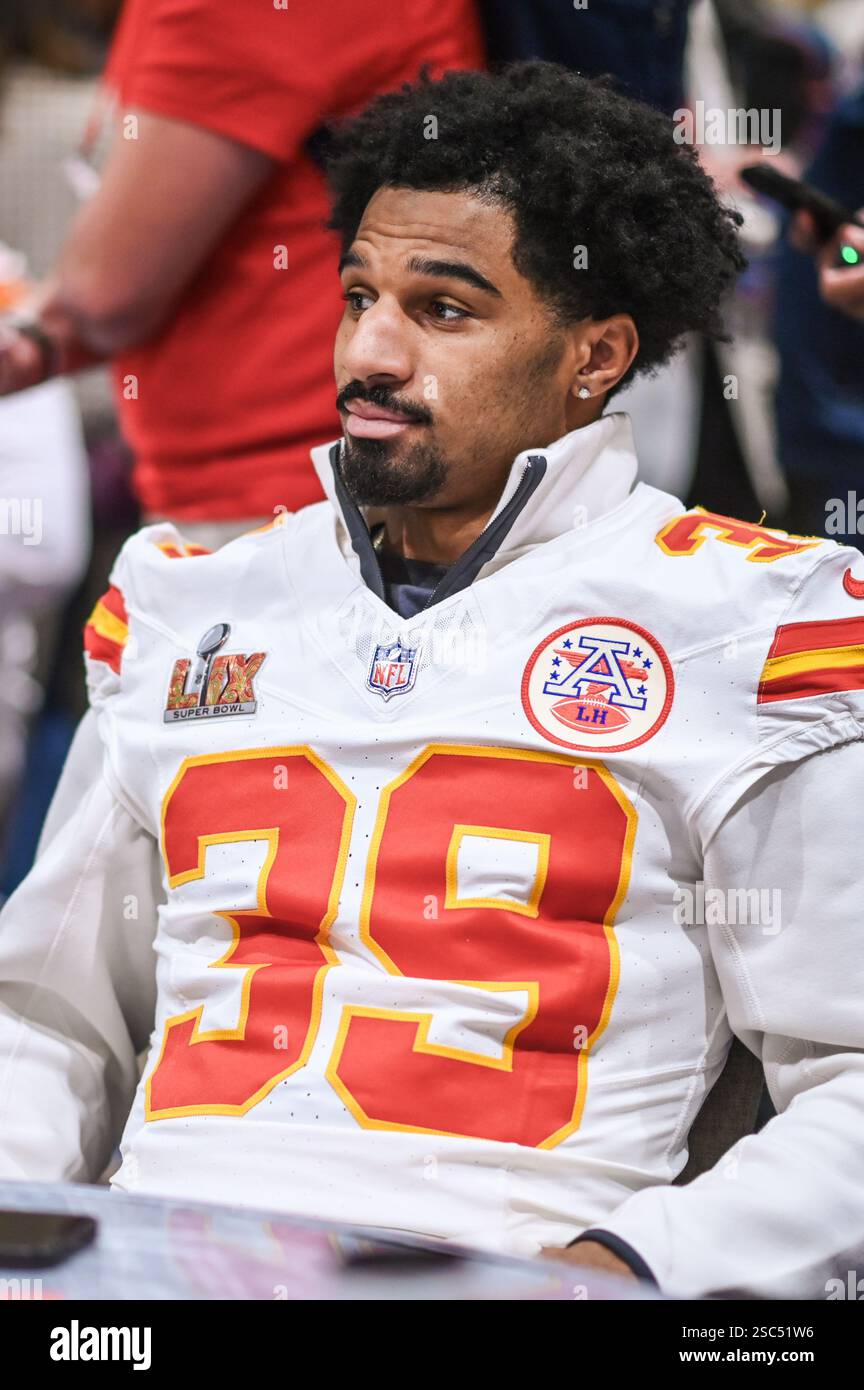 Kansas City Chiefs Cornerback #39 Keith Taylor speaks to members of the ...