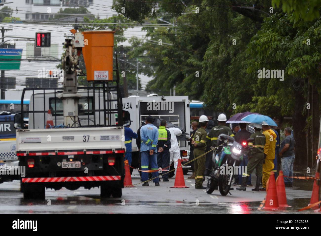 PE - RECIFE - 02/05/2025 - MAN DIES ELECTROCUTED IN FLOODING, RECIFE ...
