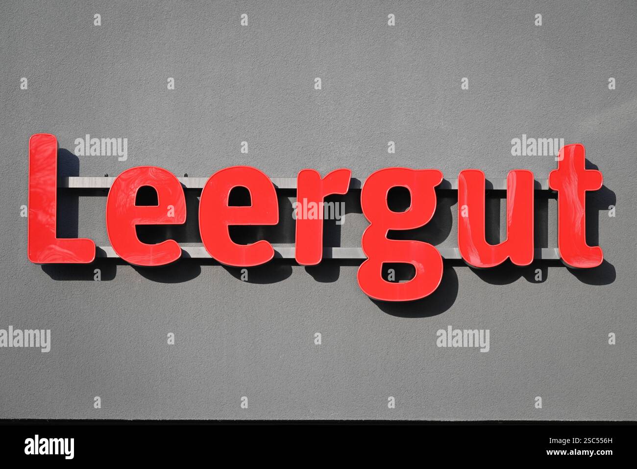 Leergut Blick auf den Schriftzug Leergut an einer Fassade. *** Empties ...