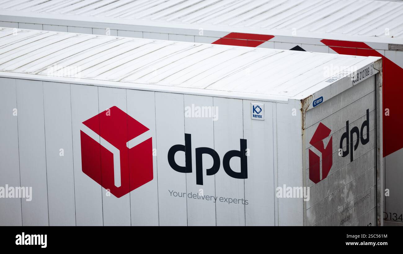 Erftstadt, Germany. 05th Feb, 2025. Containers from the parcel service ...