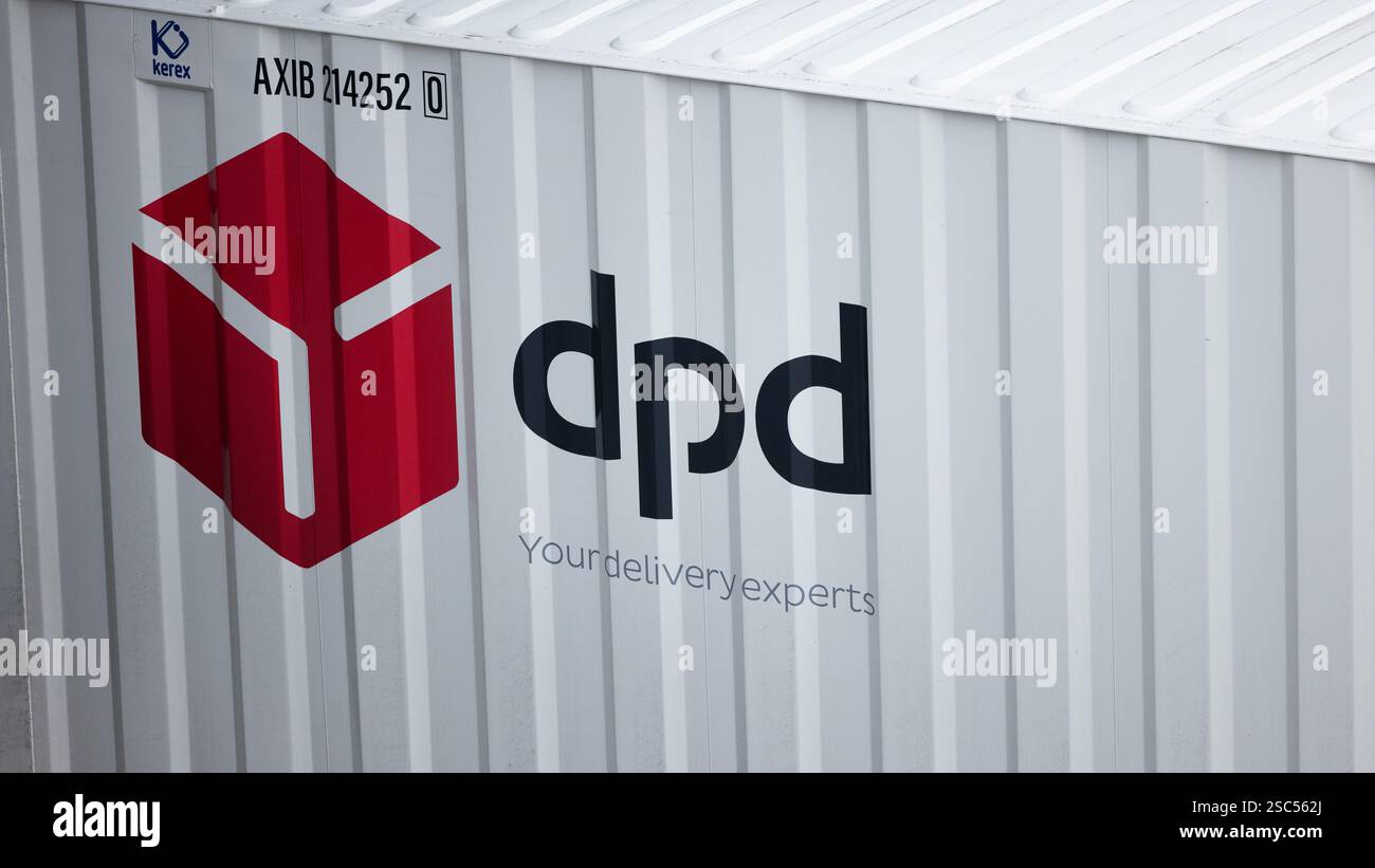 Erftstadt, Germany. 05th Feb, 2025. A container from the parcel service ...