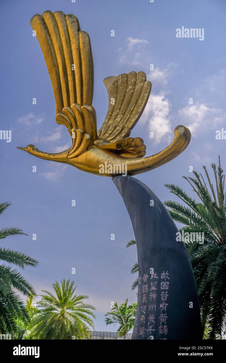 Golden crane statue Stock Photo - Alamy