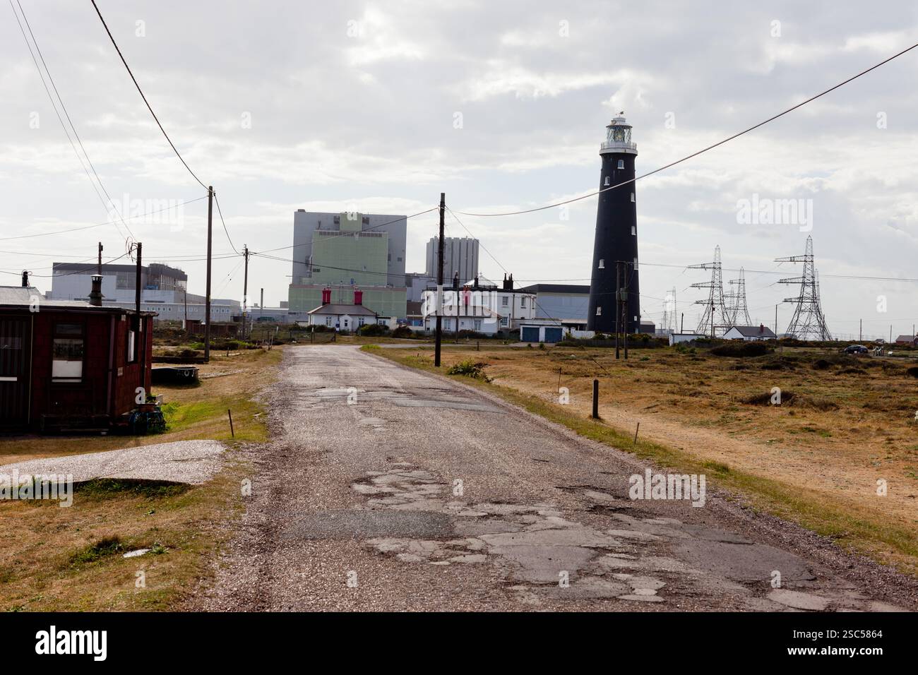 Dungeness B nuclear power station and Dungeness Lighthouse, Kent ...
