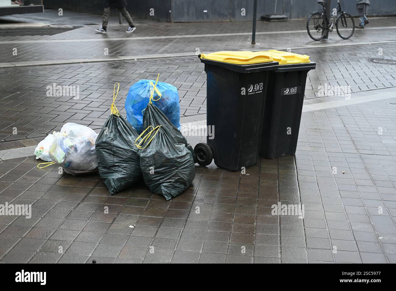 Gelbe Tonne und Müllsäcke, Gelb, weiss, blau mit Abfall liegen am ...