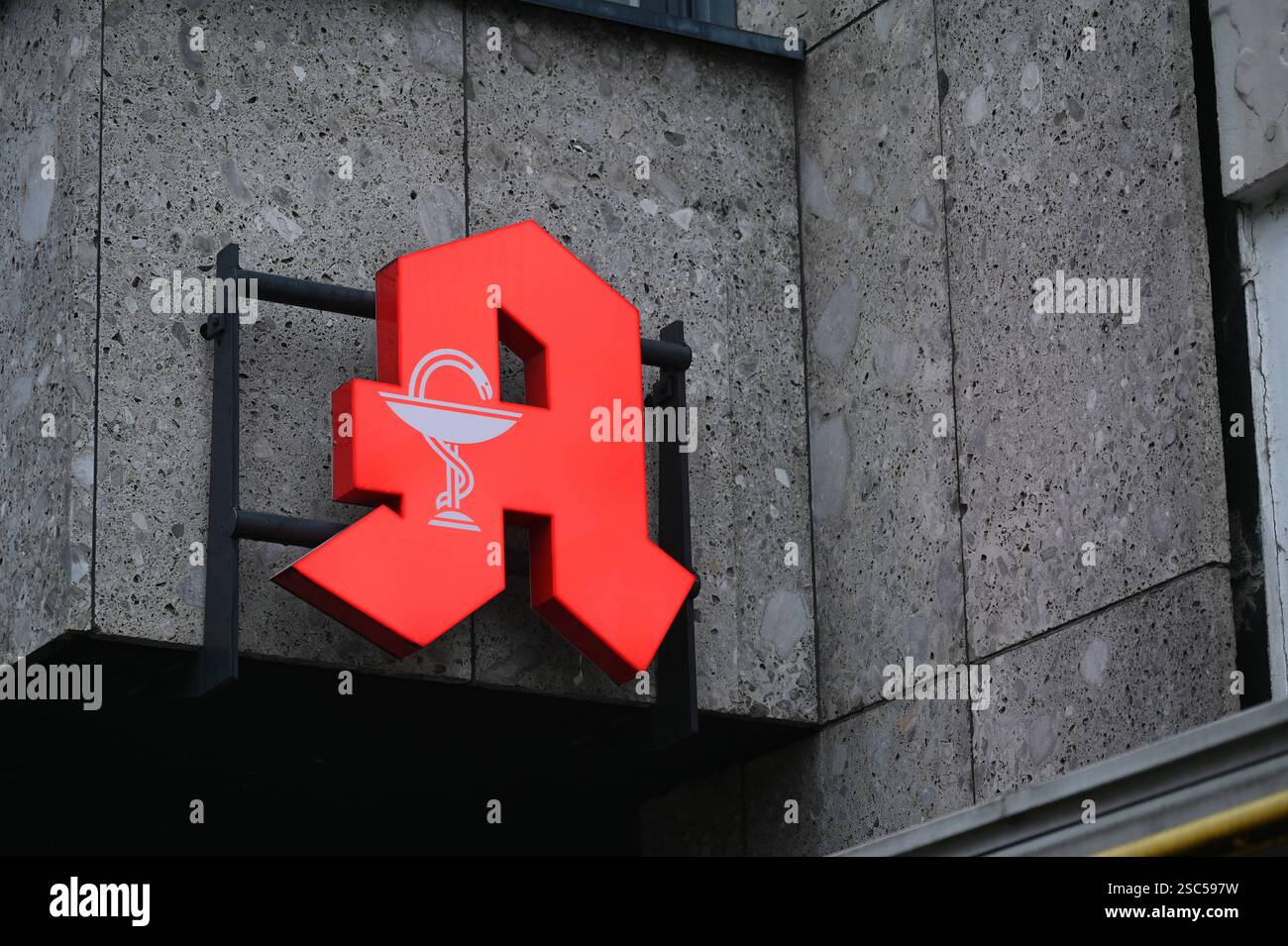 Das beleuchtete Logo einer Apotheke mit dem typischen roten A und der ...