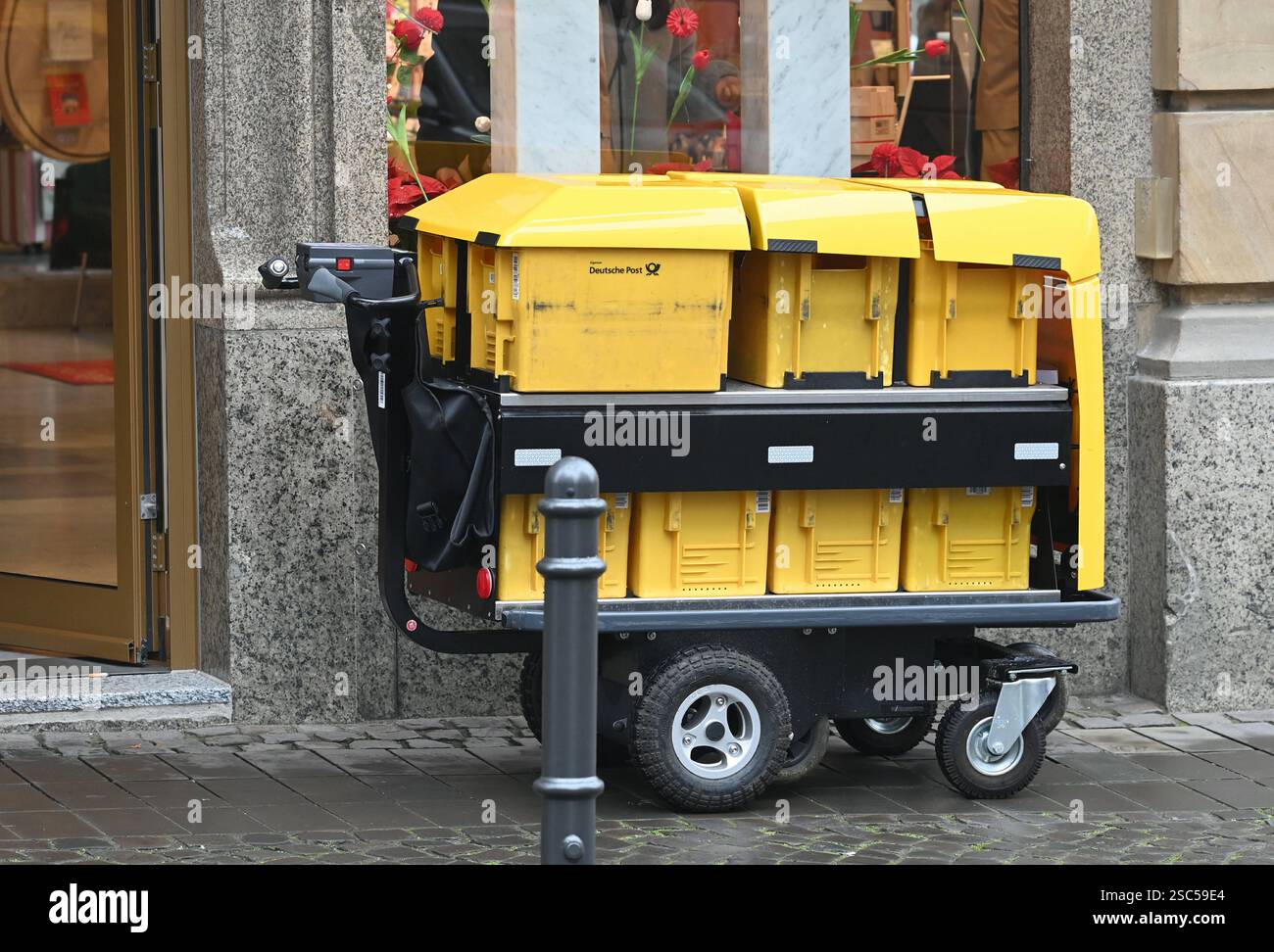 Ein Wagen, Postzustellwagen, Karre, für Deutsche Post DHL Brief Briefe ...