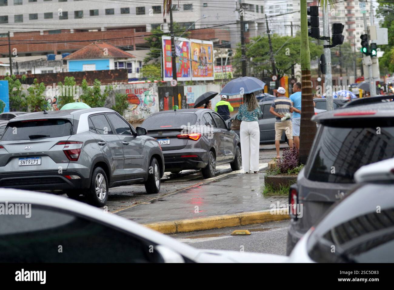 PE - RECIFE - 02/05/2025 - RECIFE, RAIN - Pedestrians protect ...
