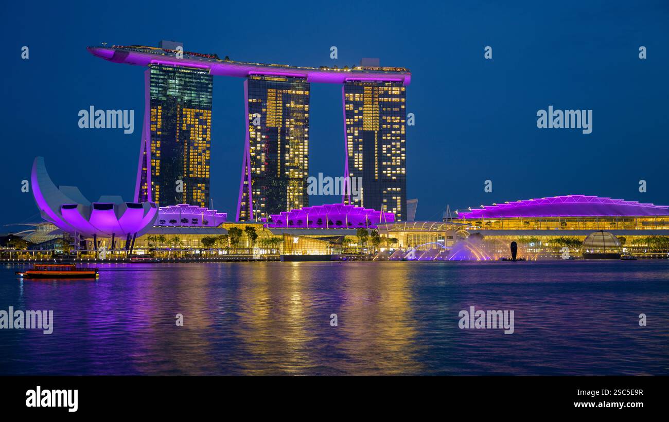The nightly Spectra Light & Water show at the Marina Bay Sands Hotel ...