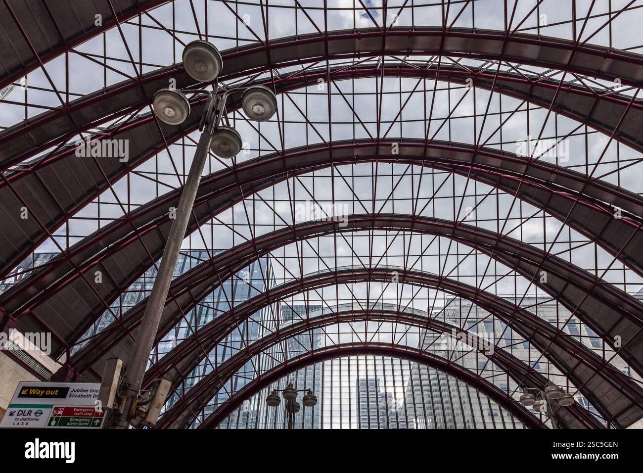 Curved Glass Ceiling Architecture in Canary Wharf Station Stock Photo ...