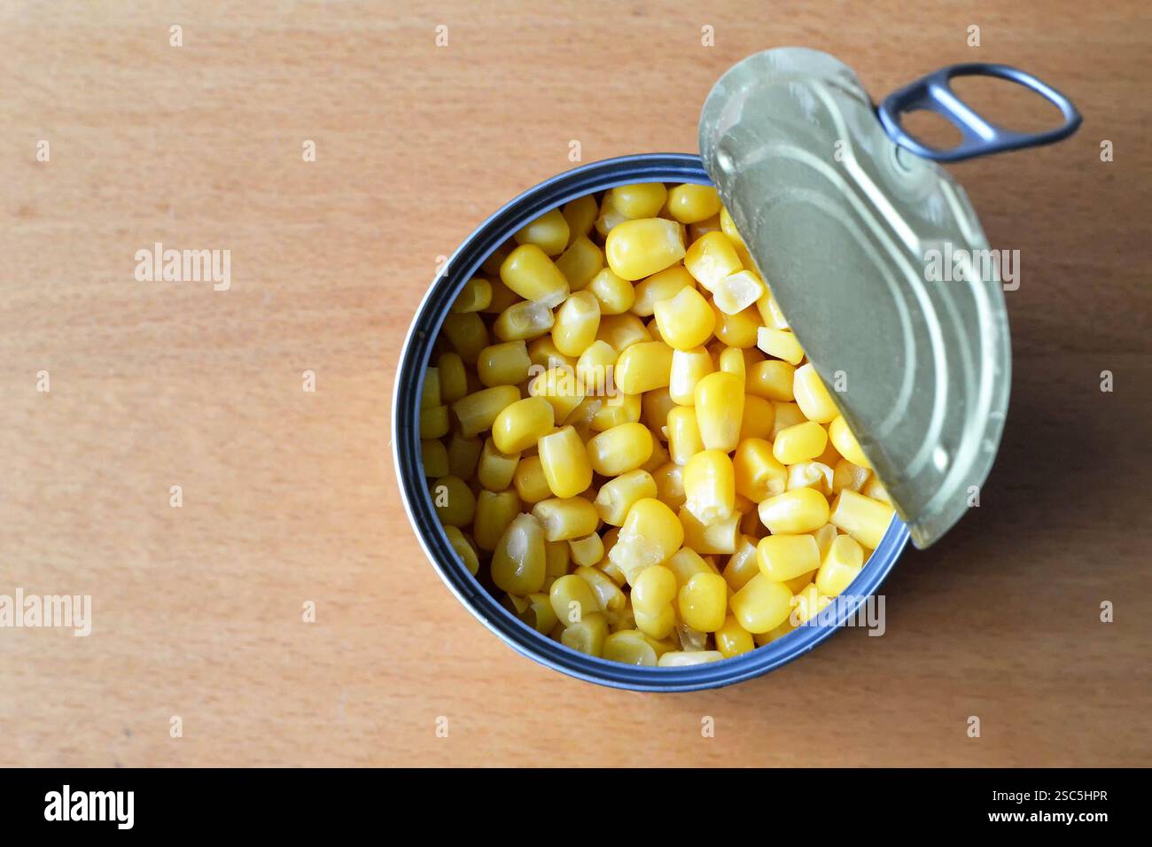 Canned corn. Sweet corn in a tin Stock Photo - Alamy