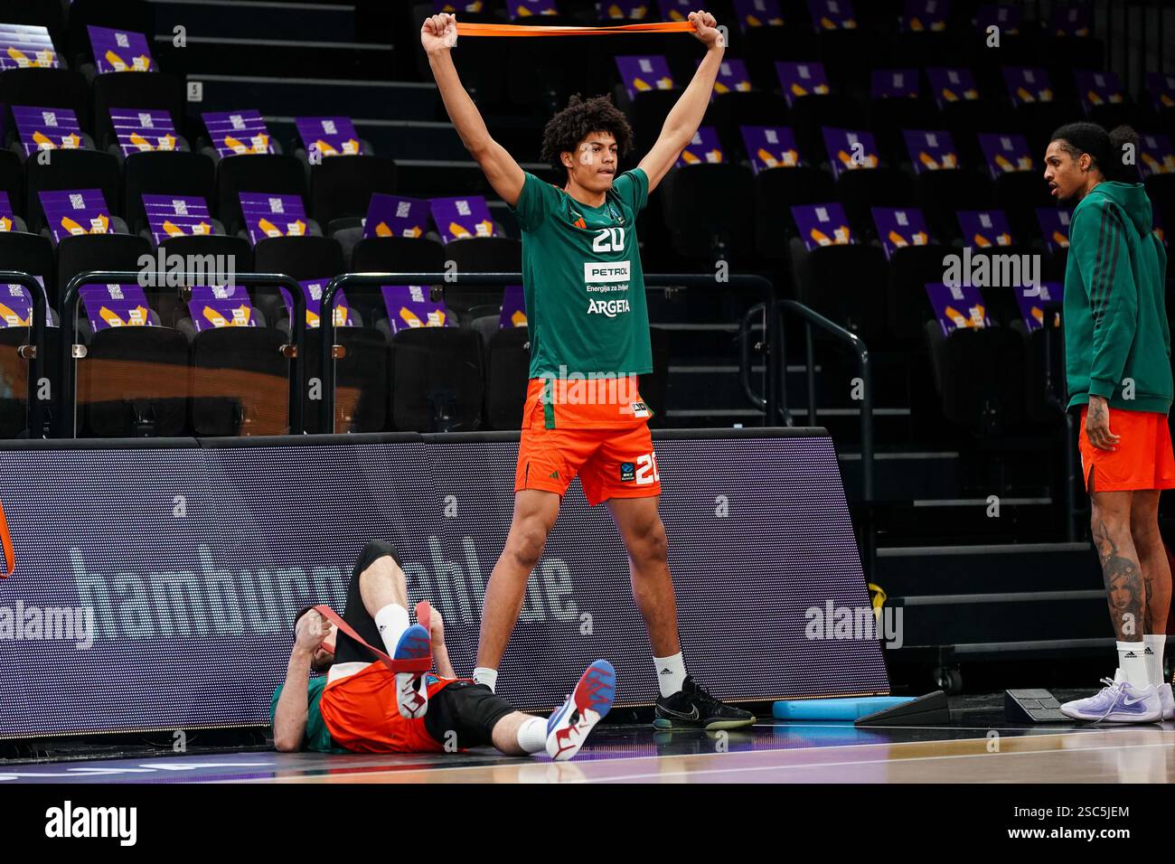 Joan Beringer (Cedevita Olimpija Ljubljana, #20) beim Aufwaermen, Warm ...