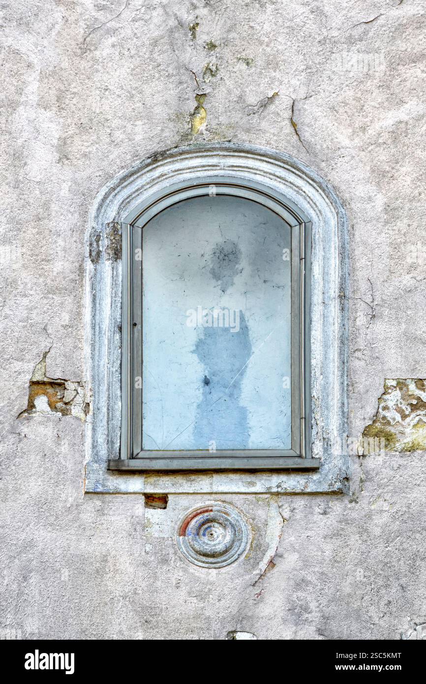 Old arched window on grunge concrete wall Stock Photo - Alamy