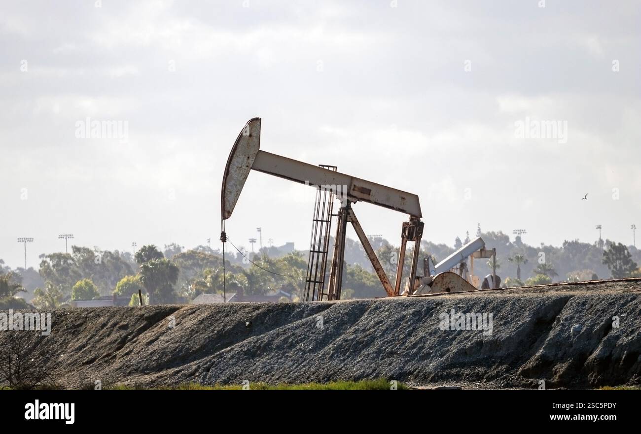 Oil Jack pumping crude oil in a California Wetland area Stock Photo - Alamy