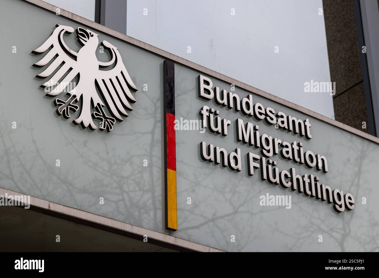 Das Bundesamt für Migration und Flüchtlinge, Berlin , 05.02.2025 Nahaufnahme des Logos und der ...
