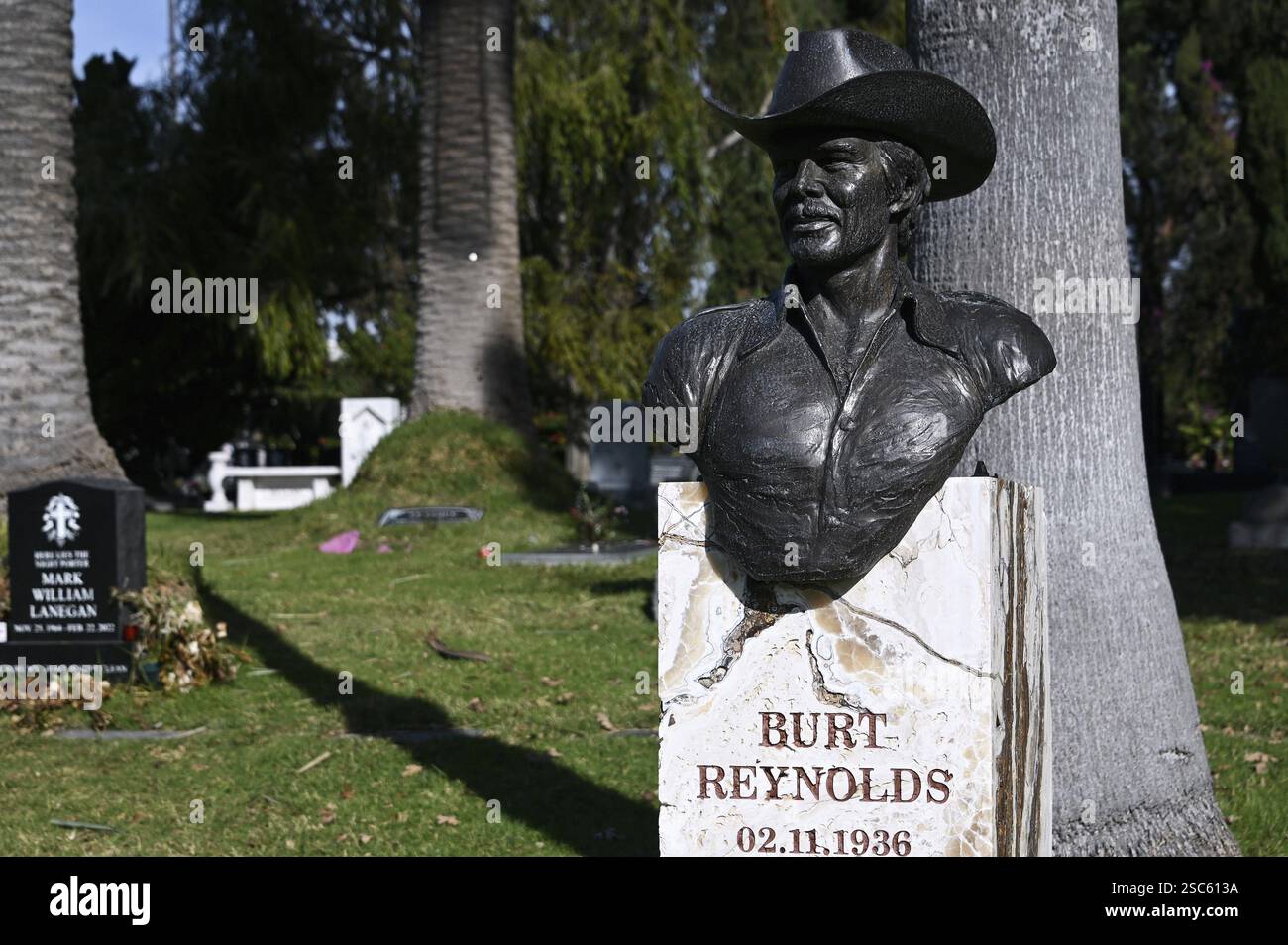 Gravesite of Burt Reynolds at the Hollywood Forever Cemetery, Hollywood ...