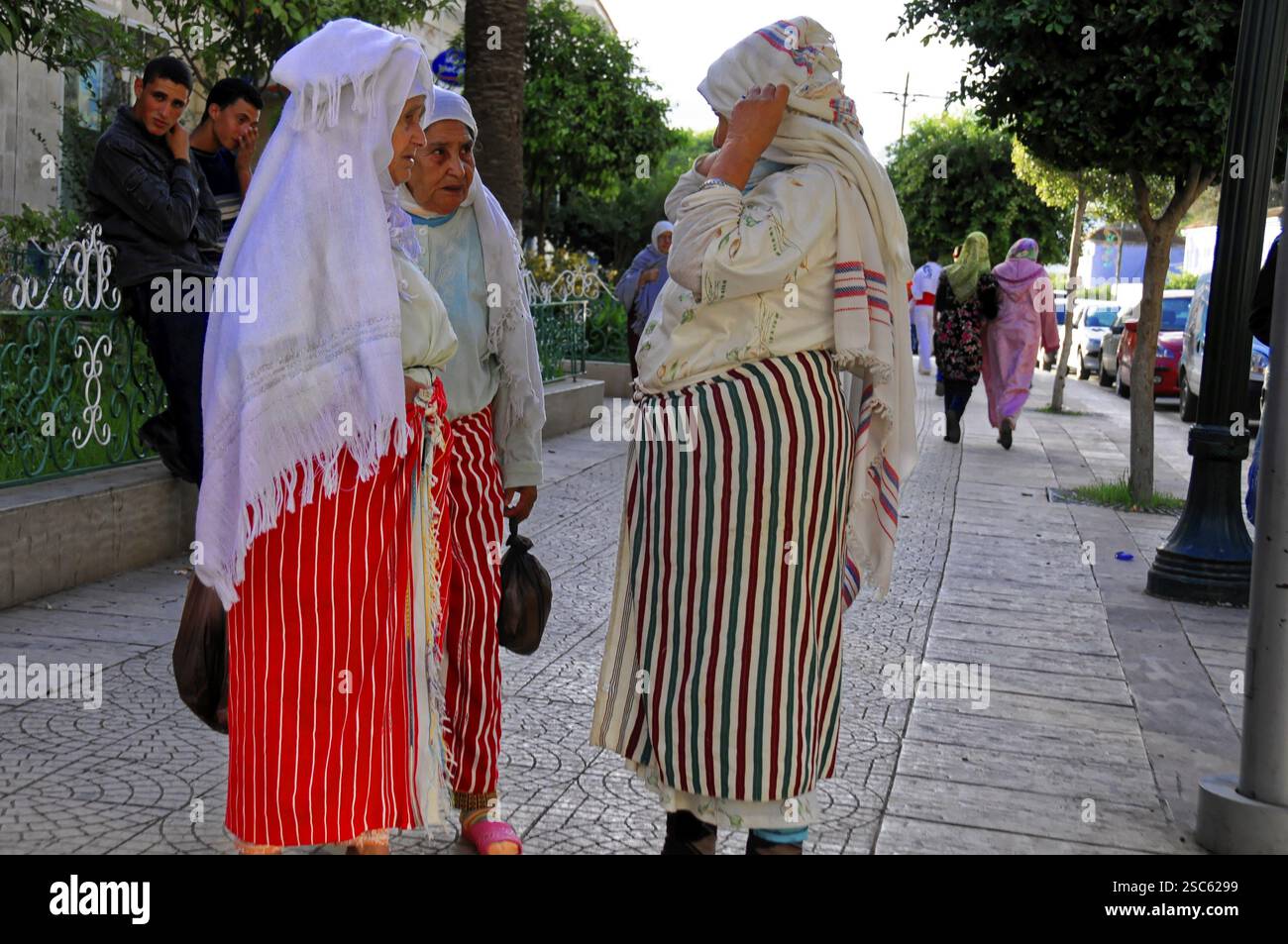 Chefchaouen, Rif Mountains, Morocco, Women in traditional dress chat in ...