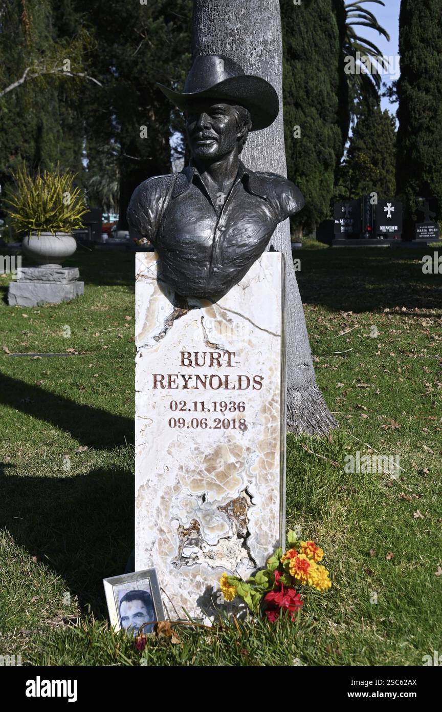Gravesite of Burt Reynolds at the Hollywood Forever Cemetery, Hollywood ...