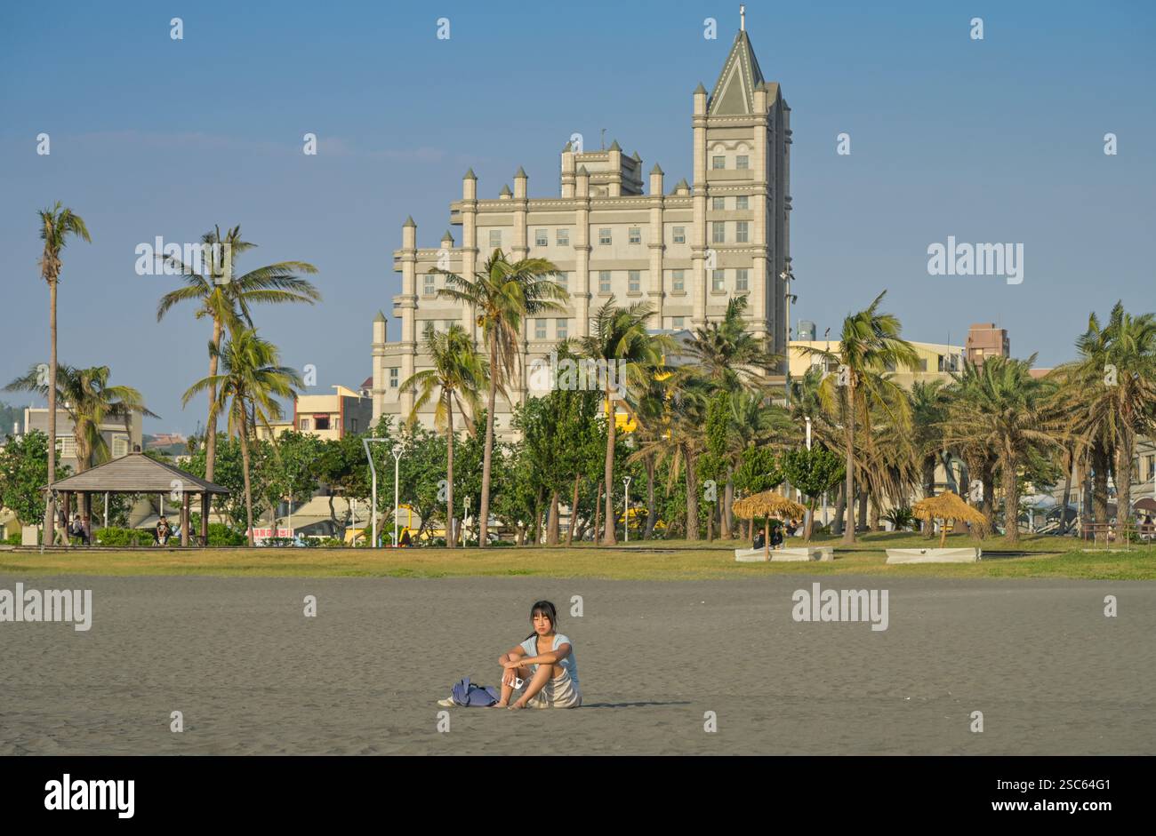Sandstrand, Cijin Beach, hinten die Cihou Presbyterian Church, Cijin ...