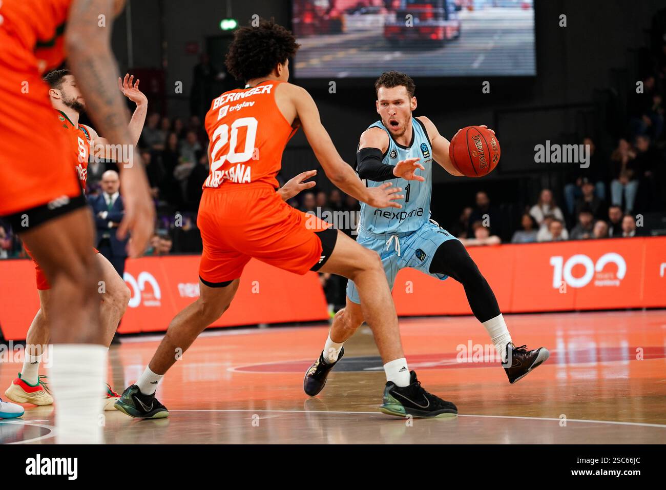 Brae Ivey (Veolia Towers Hamburg, #01) im Dribbling gegen Joan Beringer (Cedevita Olimpija ...