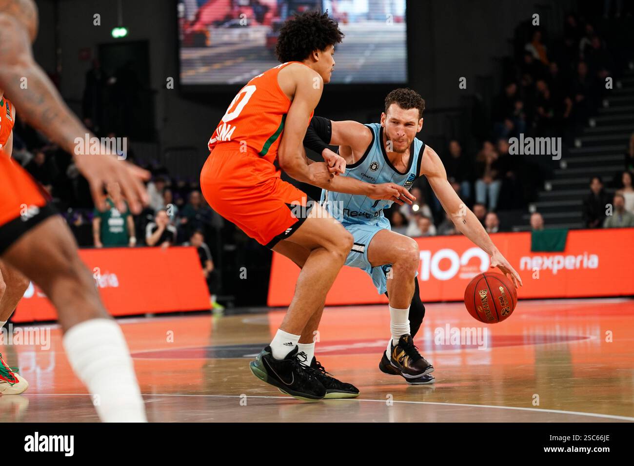 Brae Ivey (Veolia Towers Hamburg, #01) im Dribbling gegen Joan Beringer (Cedevita Olimpija ...