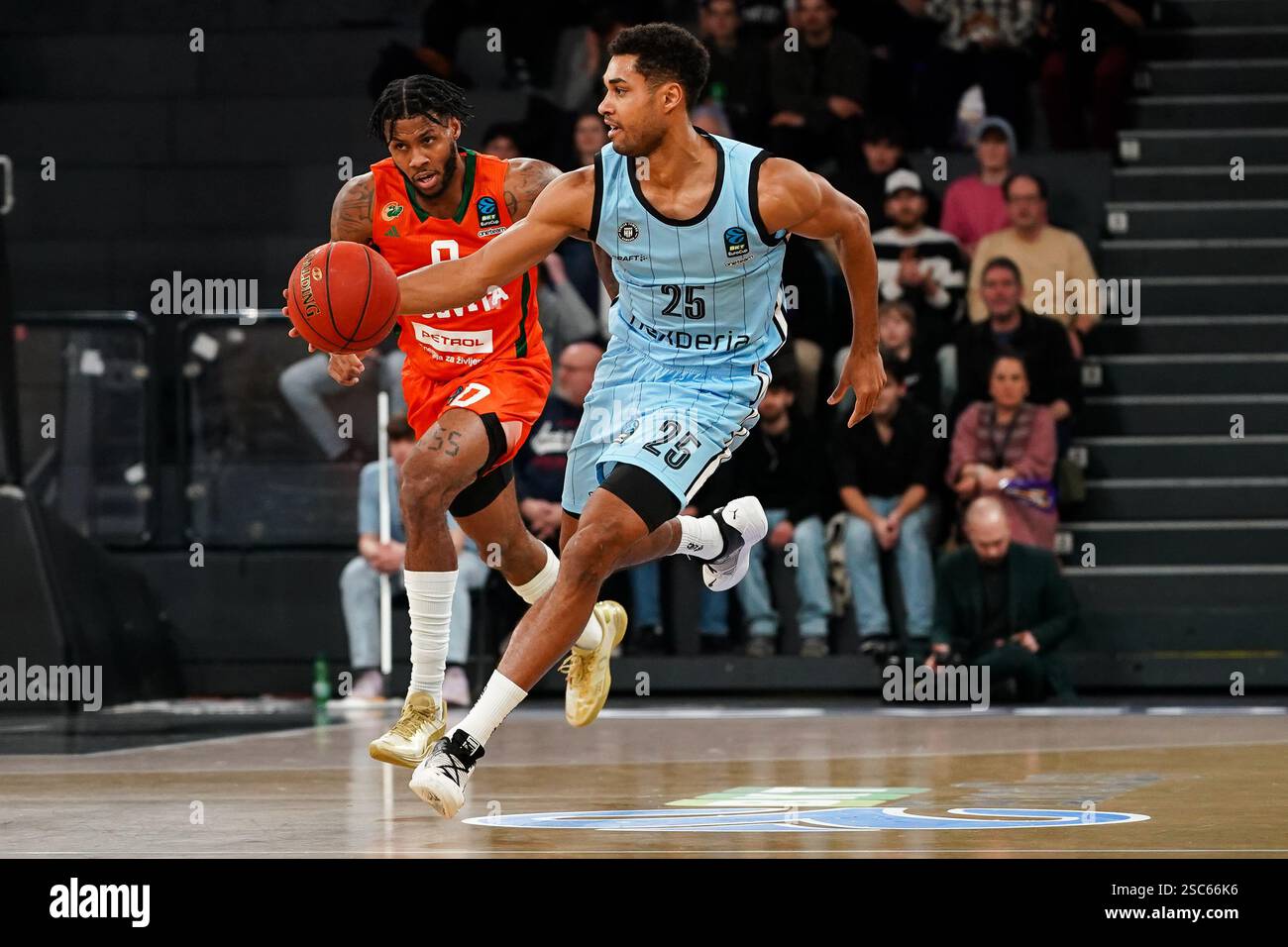 Kenneth Ogbe (Veolia Towers Hamburg, #25) im Dribbling gegen Dj Stewart ...