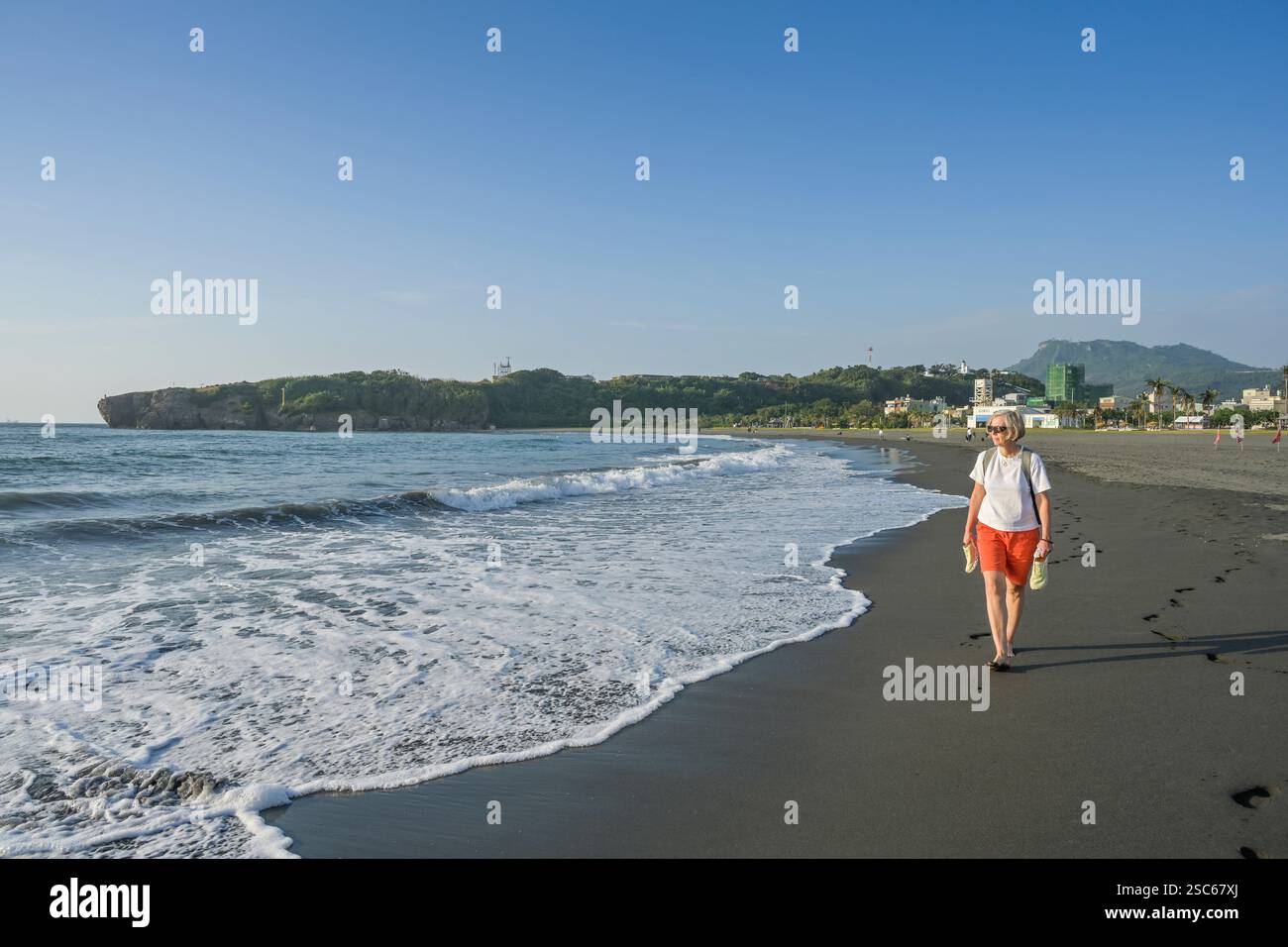 Wellen, schwarzer Sand, Cijin Beach, Cijin Insel, Kaohsiung, Taiwan ...