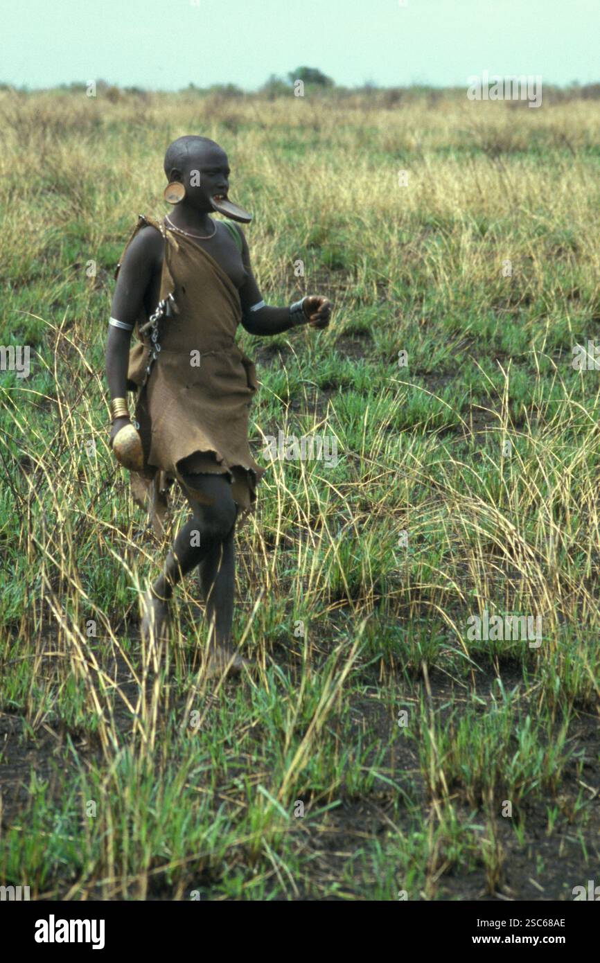 Omo valley karo tribe hi-res stock photography and images - Alamy