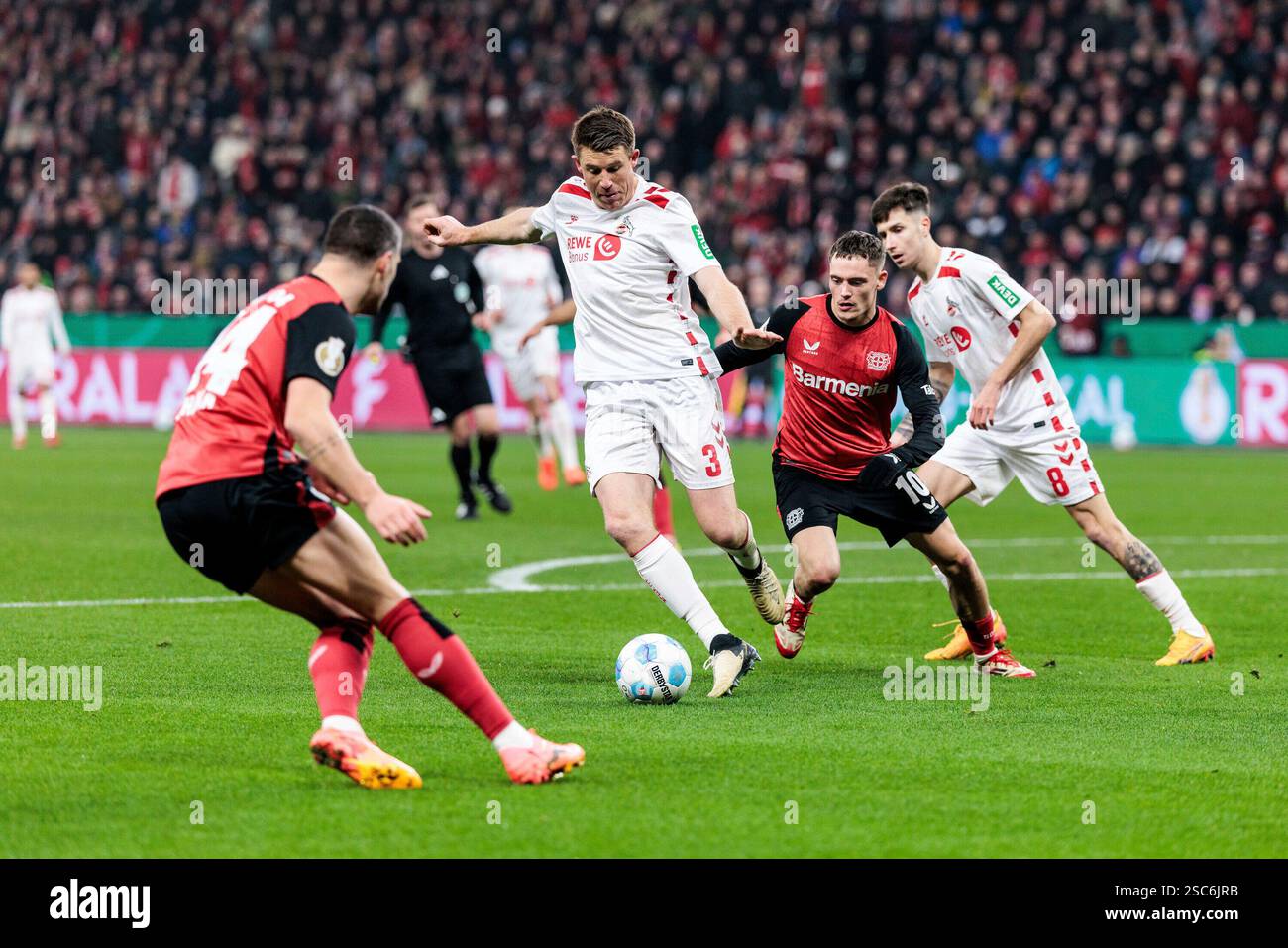Leverkusen, Deutschland. 05th Feb, 2025. Zweikampf Dominique Heintz (1. FC K?ln, 3), Florian ...